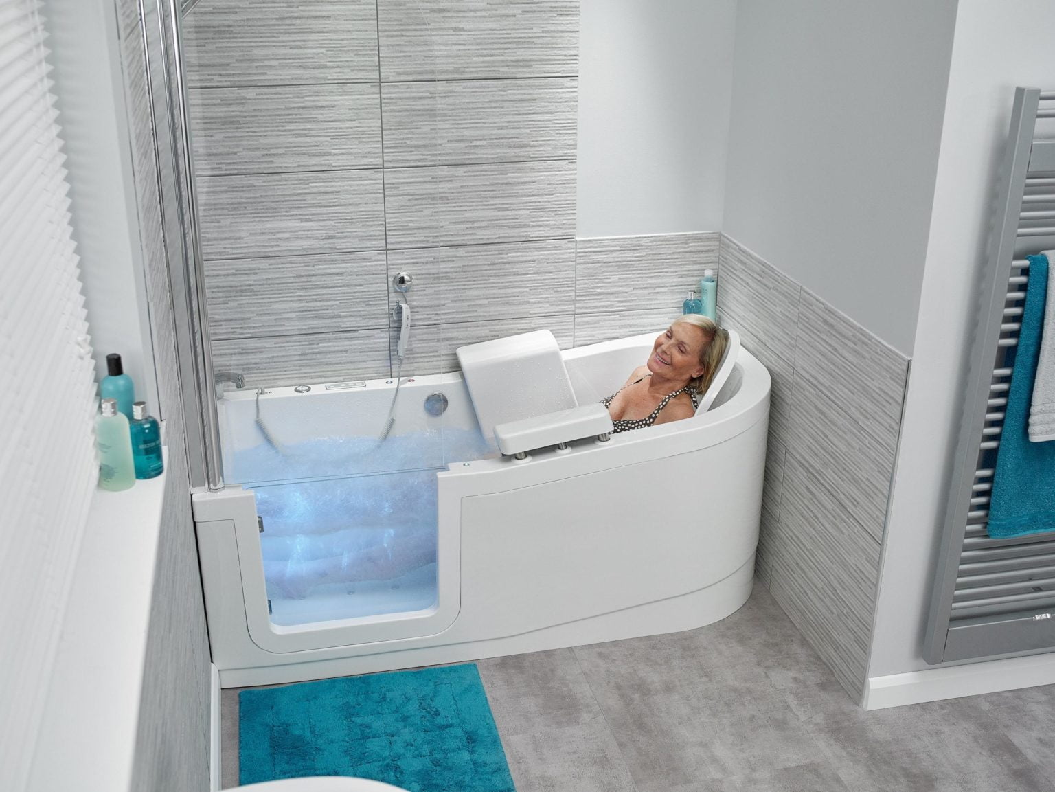 Instapbaden met deur | Lig- of Zitbad - Hulpmiddelenspecialist.nl