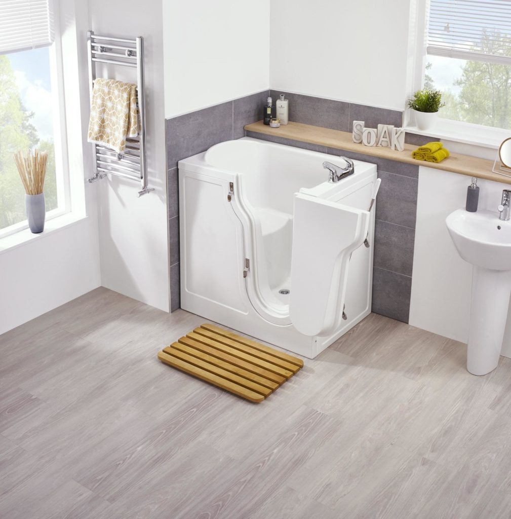 Instapbaden met deur | Lig- of Zitbad - Hulpmiddelenspecialist.nl